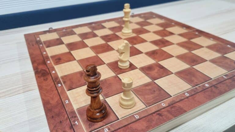 How To Checkmate With Only A Rook And A Knight - Chess Game Strategies